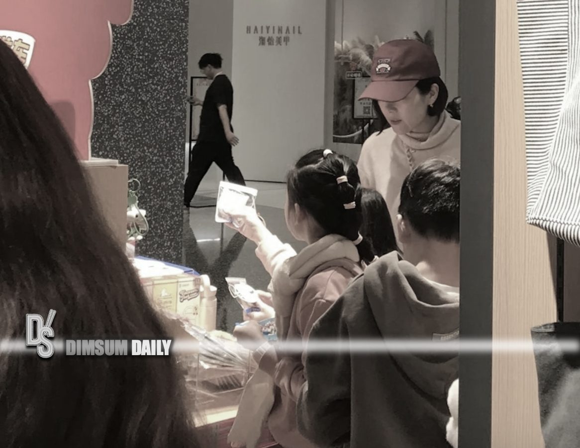 HK actor Moses Chan and family spotted shopping in mainland ...